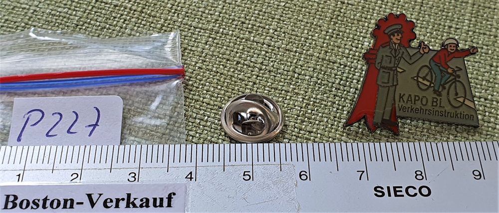 P227 - Pin Polizei Verkehrsinstruktion KAPO Baselland (Gebraucht) in Reinach BL für CHF 2 – mit ...