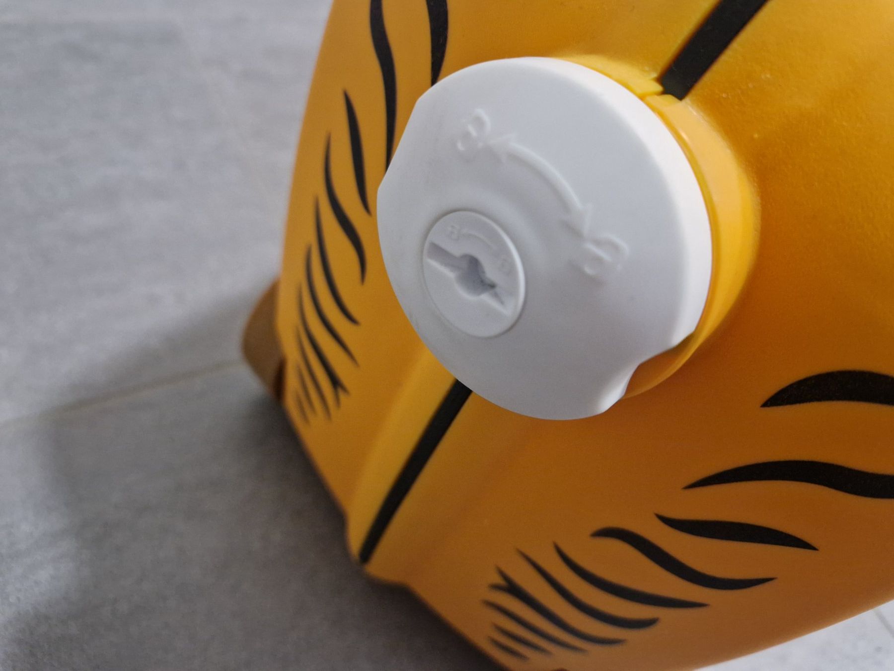 Kinderkoffer Tiger mit Schloss zum draufsitzen (Gebraucht) in Stetten ...