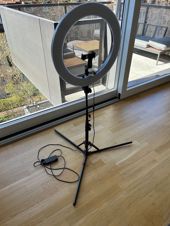 Ringlicht mit Stativ und Smartphonehalterung (NP: 299 CHF) (Gebraucht ...
