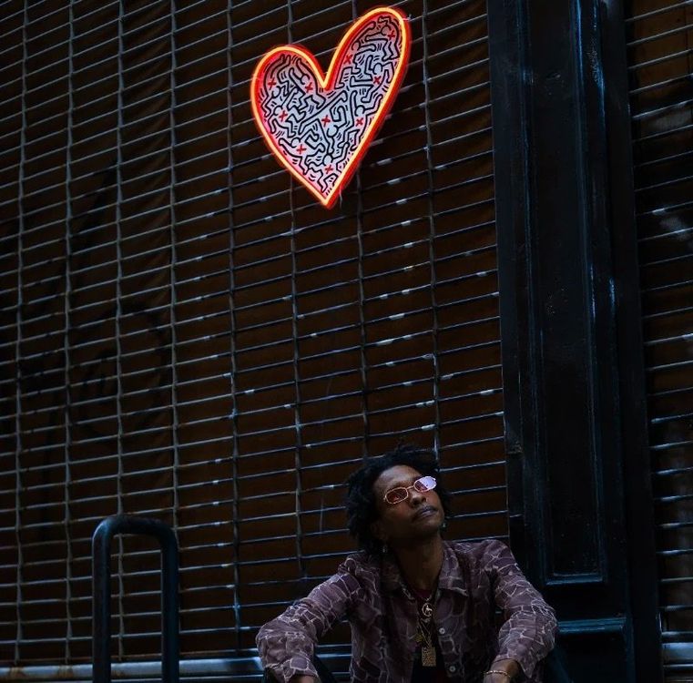 © Keith Haring Foundation - Neon LED “DANCE LOVE” | Acheter sur Ricardo