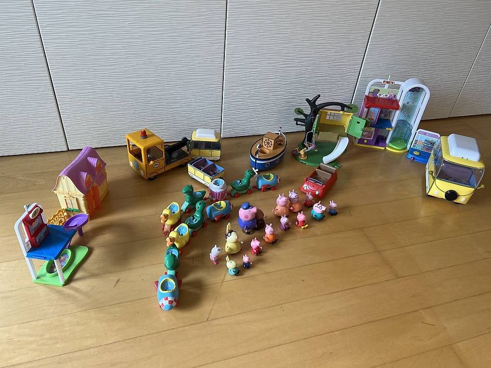 Peppa Pig / Wutz set - sehr guter Deal (Gebraucht) in Gattikon für CHF 79 – mit Lieferung auf ...