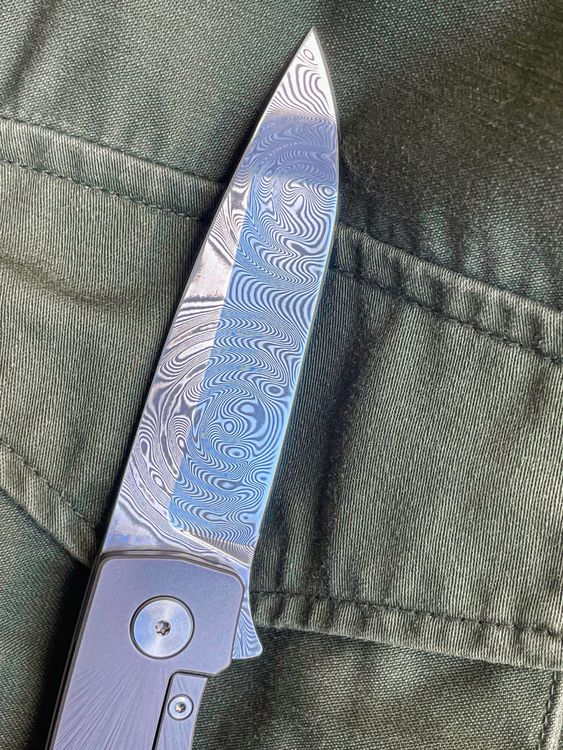 Gentleman-Taschenmesser mit geriffeltem Griff aus Titan | Kaufen auf ...