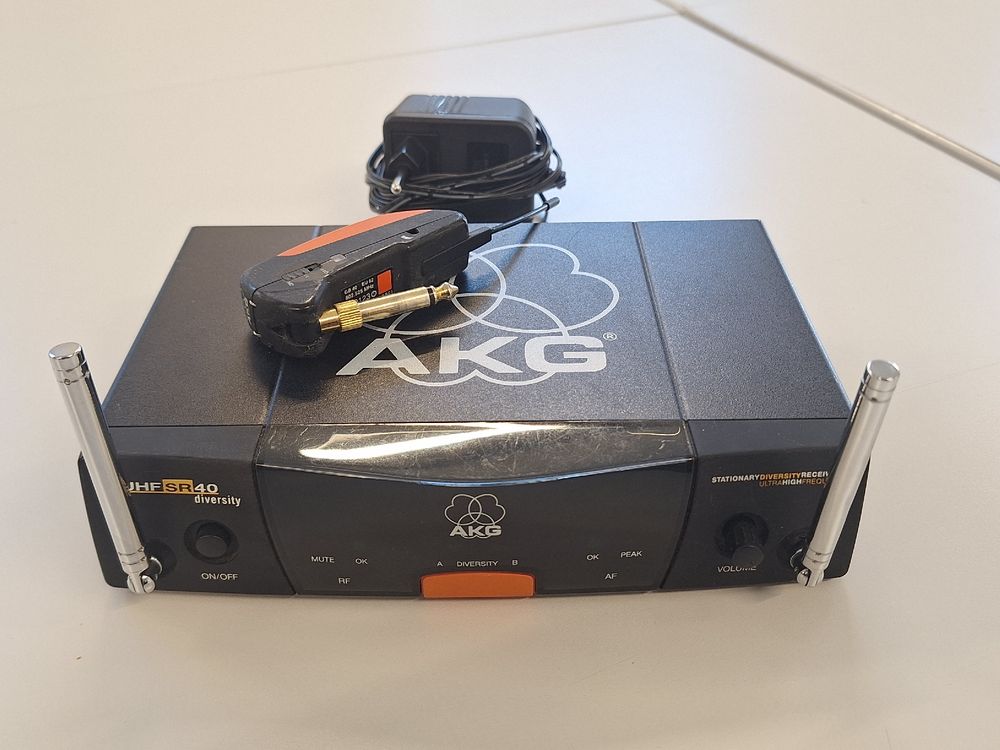 AKG Funkmikrofon SR40 Diversity mit Gitarren-Transmitter | Kaufen auf Ricardo