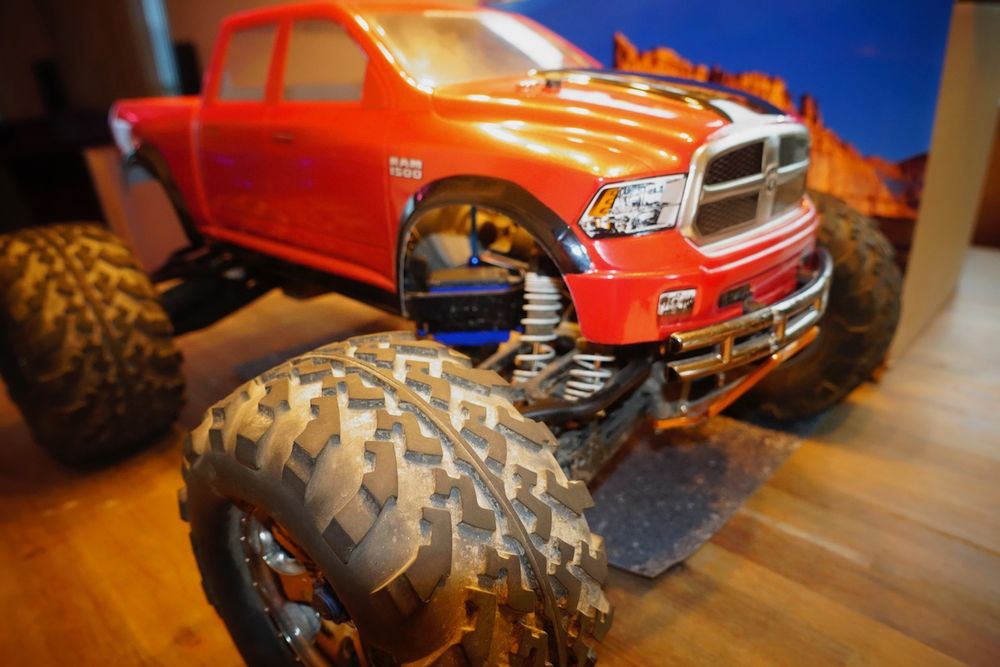 Traxxas E-Maxx 4x4 Brushless 1/8 Dodge RAM (Gebraucht) in Engelburg für ...