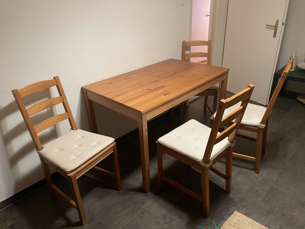Table & 4 Chairs / Tisch & 4 Stühle | Kaufen auf Ricardo