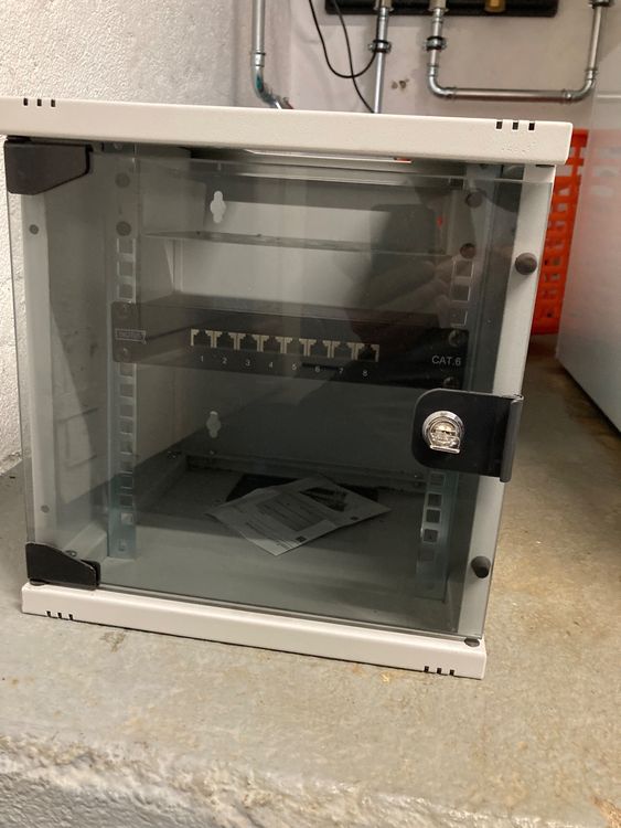 Serverschrank 10“ / 6HE inkl. Patchpanel/Tablar (Gebraucht) in ...