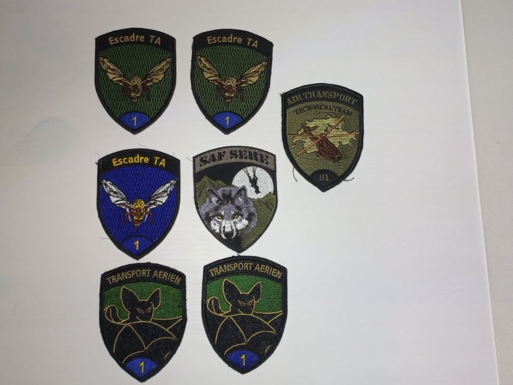 Militär Béret Luftwaffe und div. Badges Armee Schweiz (Gebraucht) in ...