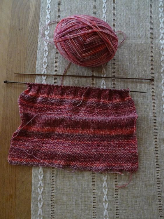 Ein Strang Wolle & angefangen Strickarbeit & Nadeln - 240205 | Kaufen ...