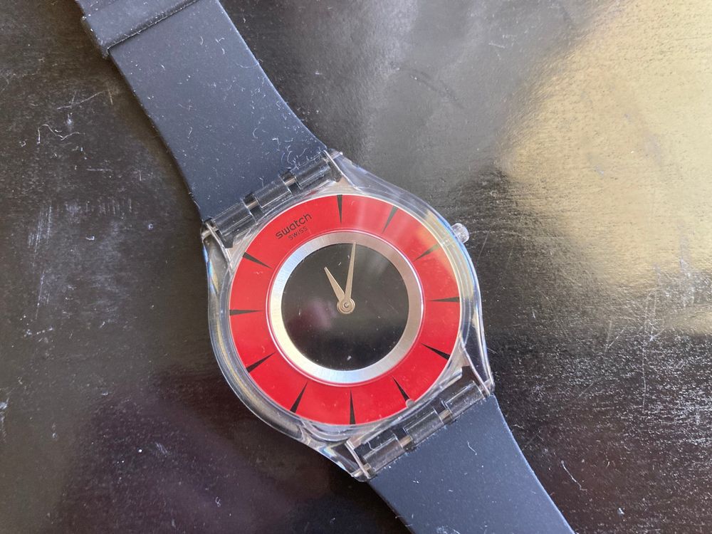 Swatch skin, black red, neu (Gebraucht) in Hombrechtikon für CHF 31 ...