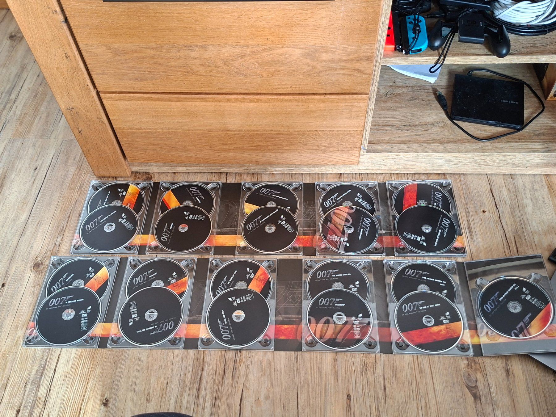 James Bond 007 DVD Collection, komplett, top Zustand! (Gebraucht) in ...