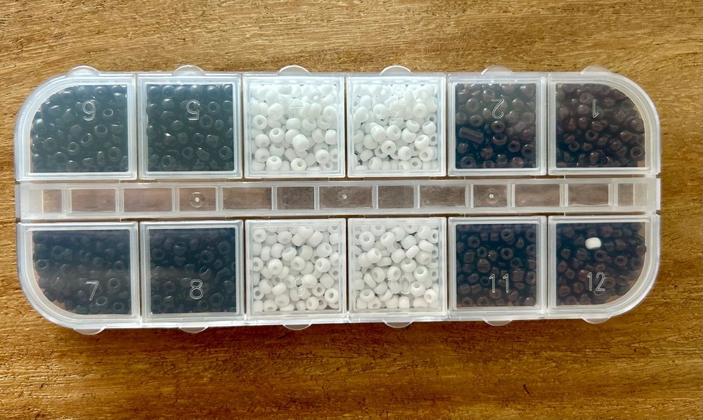 Rocailles Perlen in Organizer Box schwarz / weiss / braun (Neu und ...