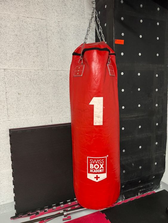Roter Boxsack - auch geeignet für Kickboxing (Gebraucht) in ...