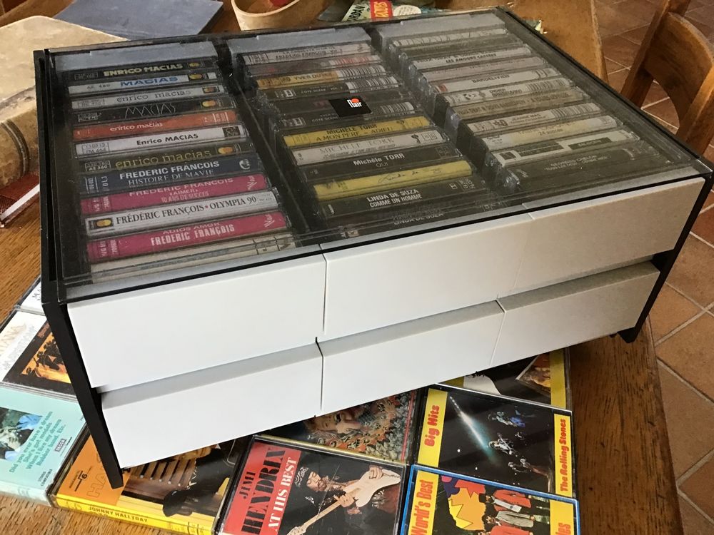 Gros lot de 65 k7 musicassettes avec meuble rangement | Kaufen auf Ricardo