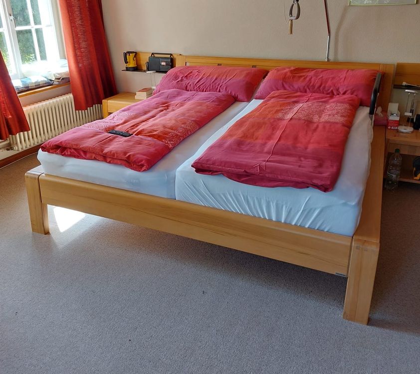 Doppelbett mit 2 Lattenroste, 2 Matratzen und 2 Nachttische (Gebraucht ...