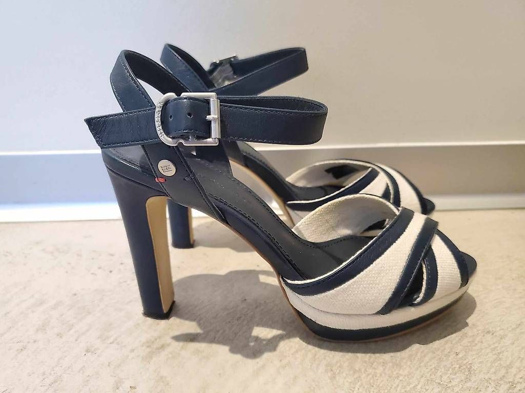 Esquarpins Tommy Hilfiger (D'occasion) à Bernex pour CHF 20 – avec ...