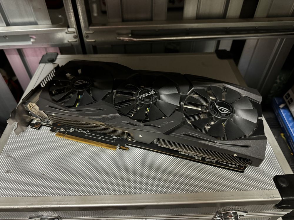 GPU AMD ASUS ROG STRIX 480RX (D'occasion) à pour CHF 74 – avec livraison | Acheter sur Ricardo