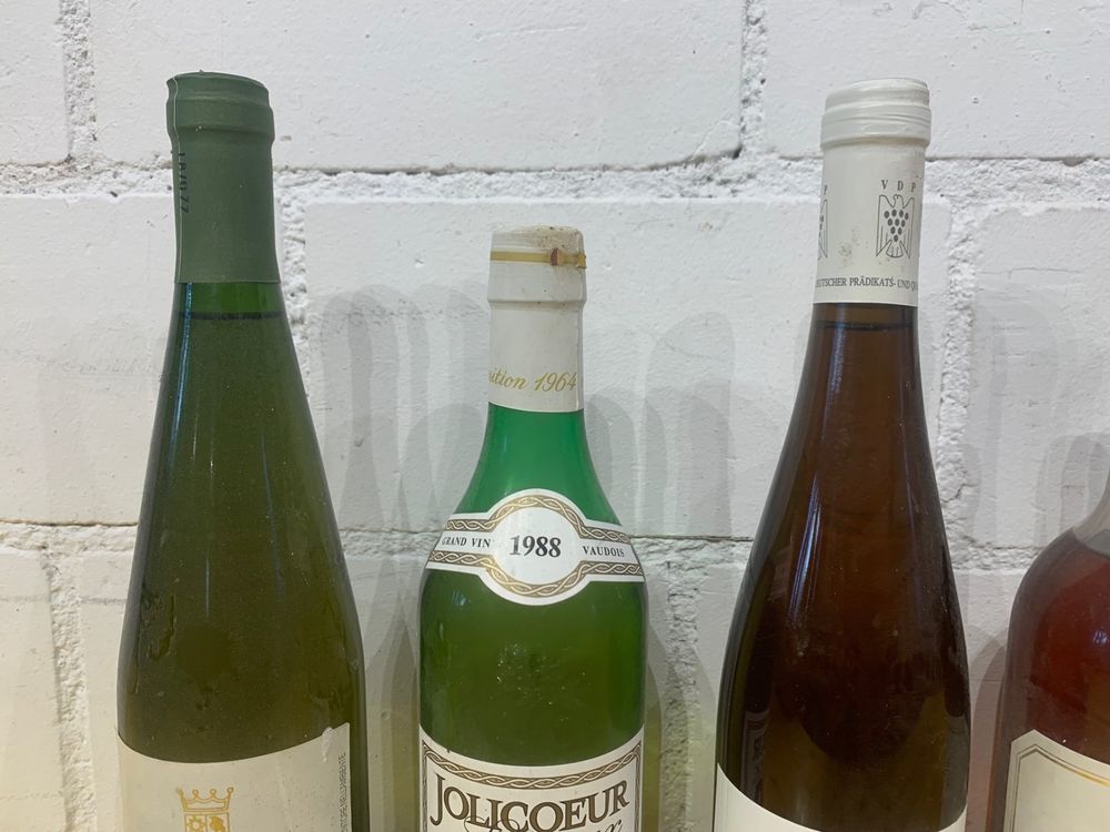 7 Flaschen alter Wein / Weisswein / Weinflaschen / alte Wein | Comprare su Ricardo