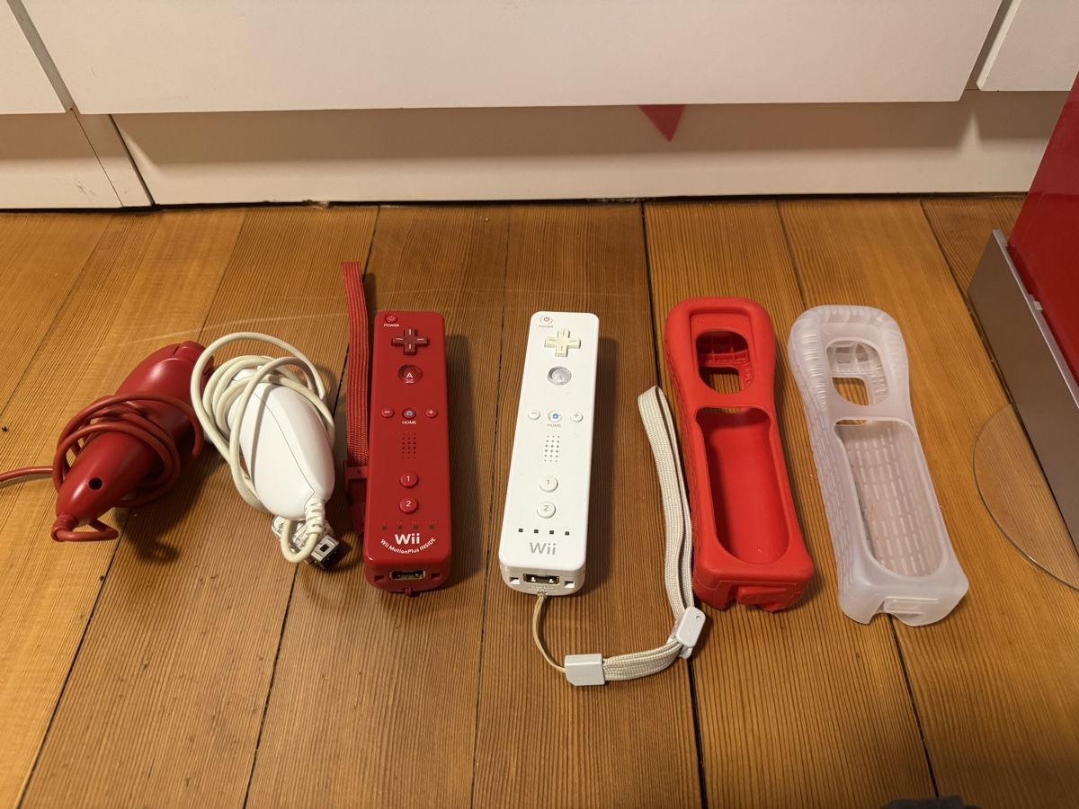 Nintendo Wii Red Edition mit 2 Controllern und 8 Spiele (Gebraucht) in ...