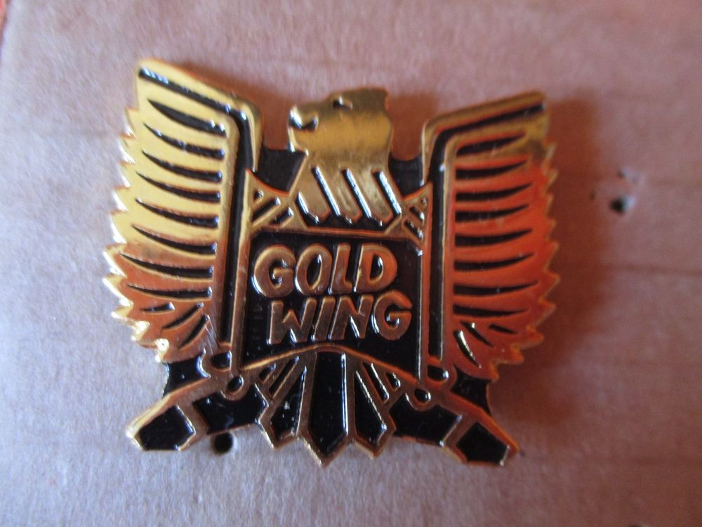 Pin Gold Wing (D'occasion) à Birsfelden pour CHF 2.5 – avec livraison ...