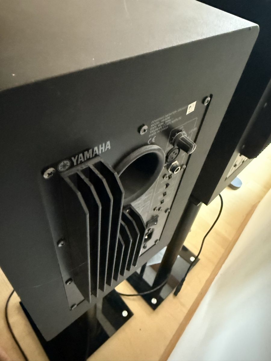 Yamaha HS80M Studio Monitors (2x) w. Stands, cables & DAC (Gebraucht ...