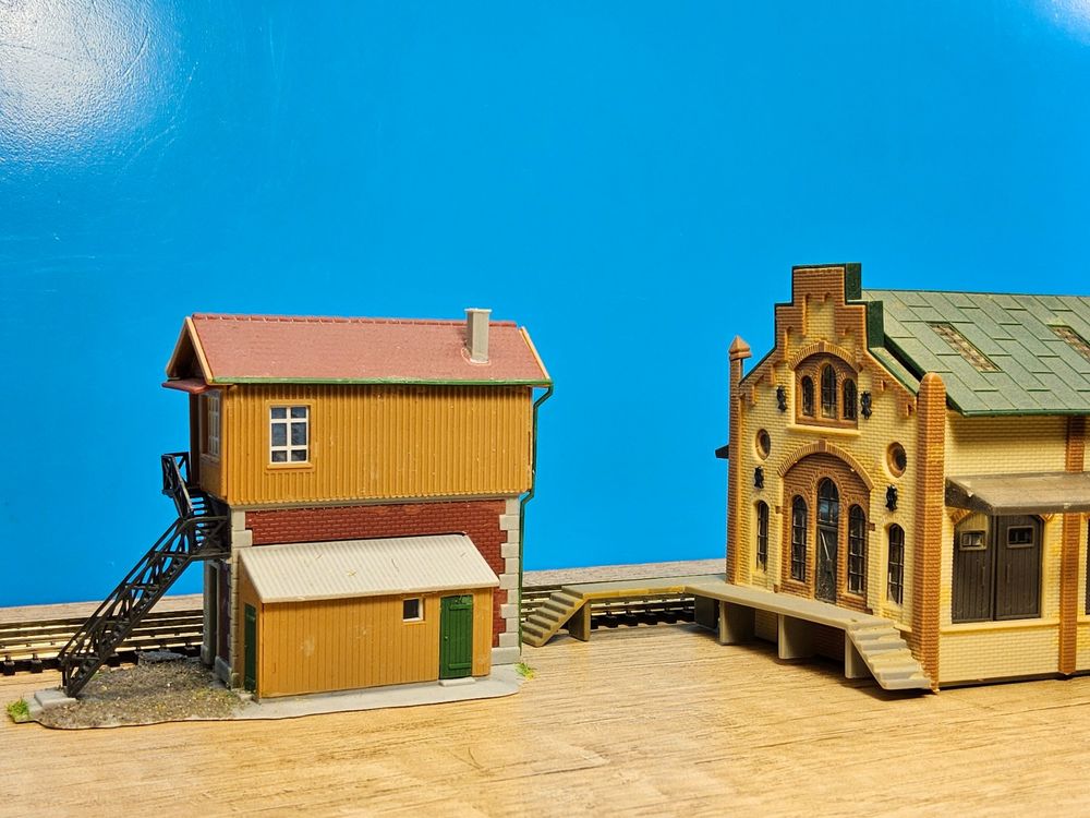 Güterschuppen von Faller _ Stellwerk von Kibri Spur N (Gebraucht) in ...