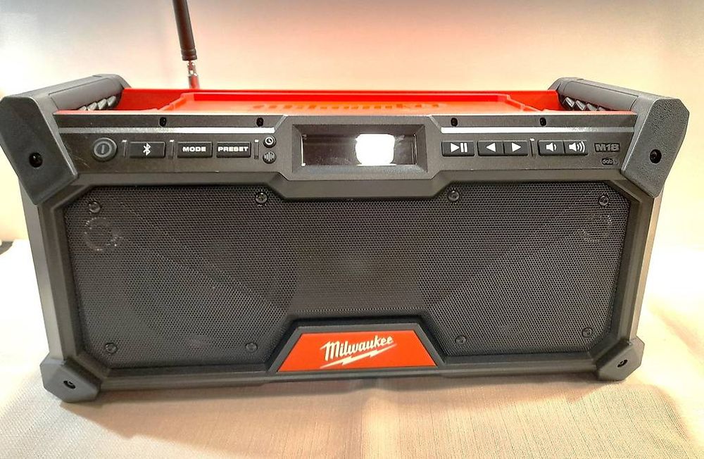 MILWAUKEE Akku-Baustellenradio DAB+ M18RADDAB+G2 (Neu+OV) | Kaufen auf Ricardo