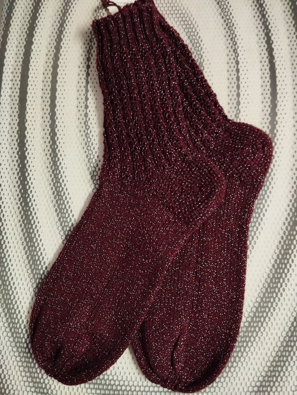 handgestrickte Socken Gr. 45/46 bordeauxrot mit Silber (Neu und ...