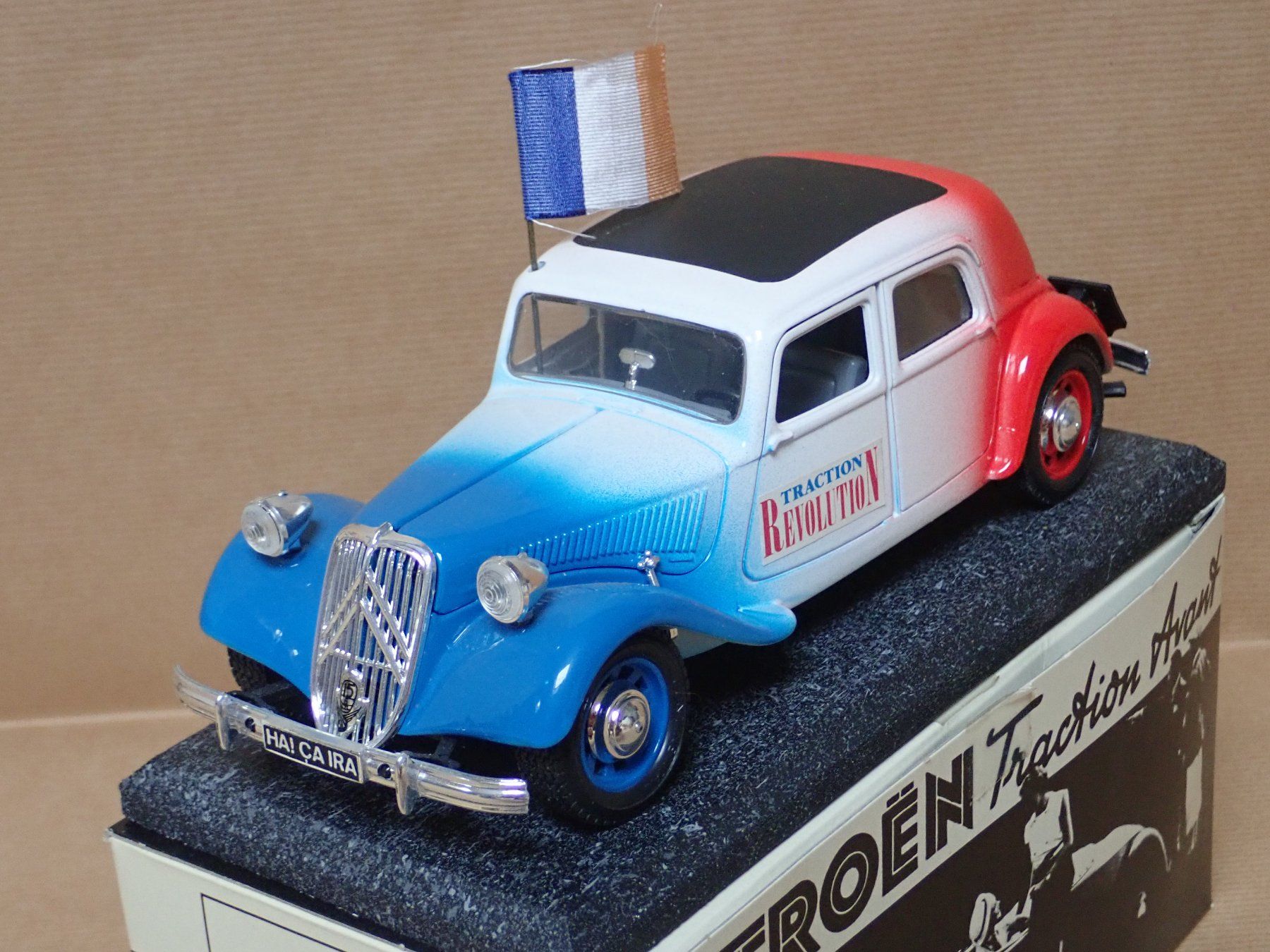 Citroen Traction Avant Revolution - Azur Burago 1/24 (Neu und ...