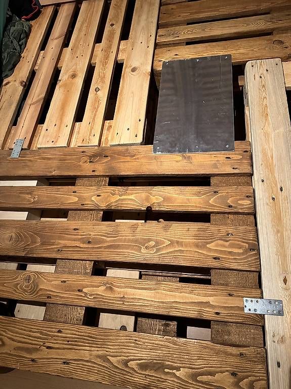 8 schöne Paletten - 4 dunkel, 4 hell (Gebraucht) in Lohn-Ammannsegg für ...