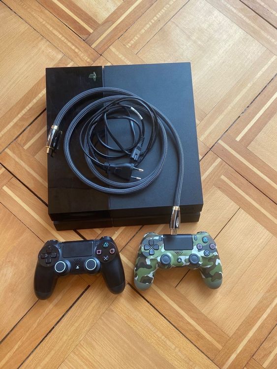 PS4 plus Zwei controller | Kaufen auf Ricardo