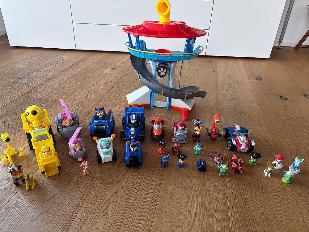 Paw Patrol Station & viele Figuren mit Fahrzeugen (Gebraucht) in ...