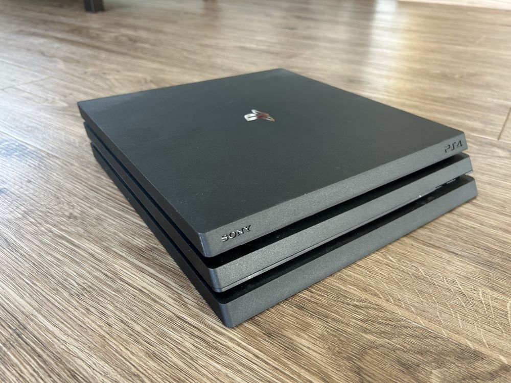 Sony Playstation 4 Pro + 2 Controller, guter Zustand! (Gebraucht) in ...