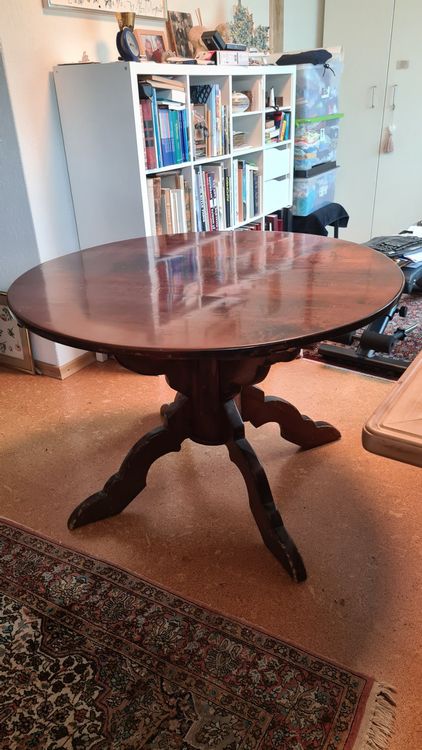 Wunderschöner, antiker runder Nussbaum -Tisch | Kaufen auf Ricardo