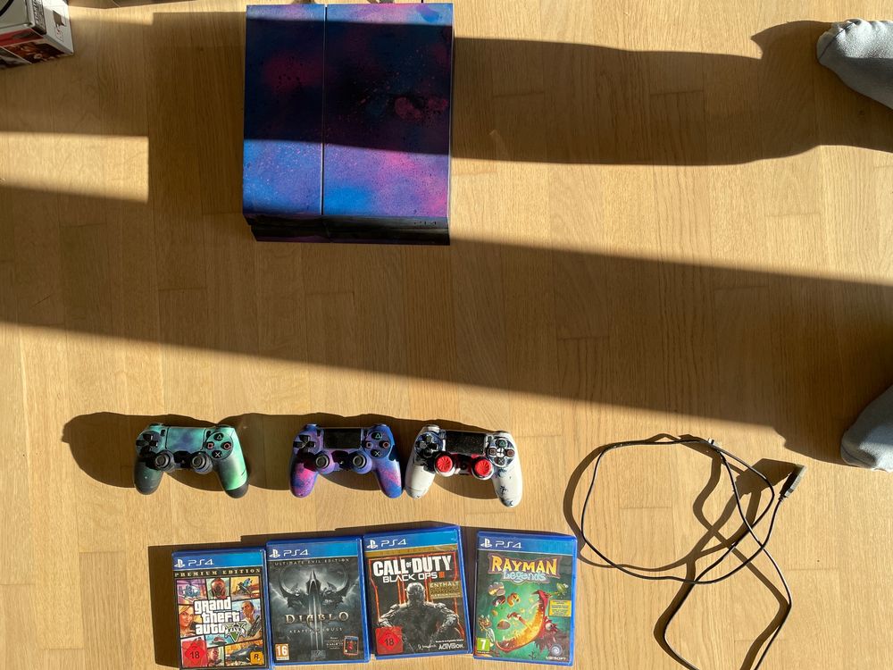CUSTOM PAINTED PS4 ULTRA BUNDEL MIT 3 CONTROLLER UND 4 GAMES (Gebraucht ...