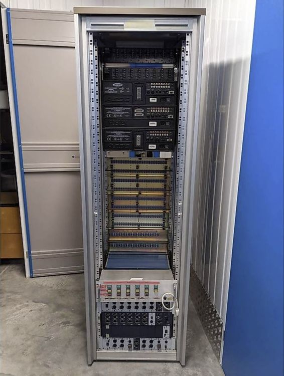 Armoire rack 19" 41U pour équipements / 19" Rackschrank (Gebraucht) in ...