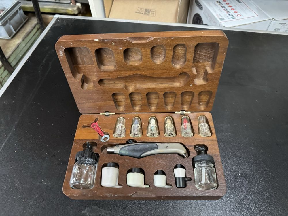 Aztek Airbrush Set in Holzkiste (Defekt) in Unterseen für CHF 29 – mit ...