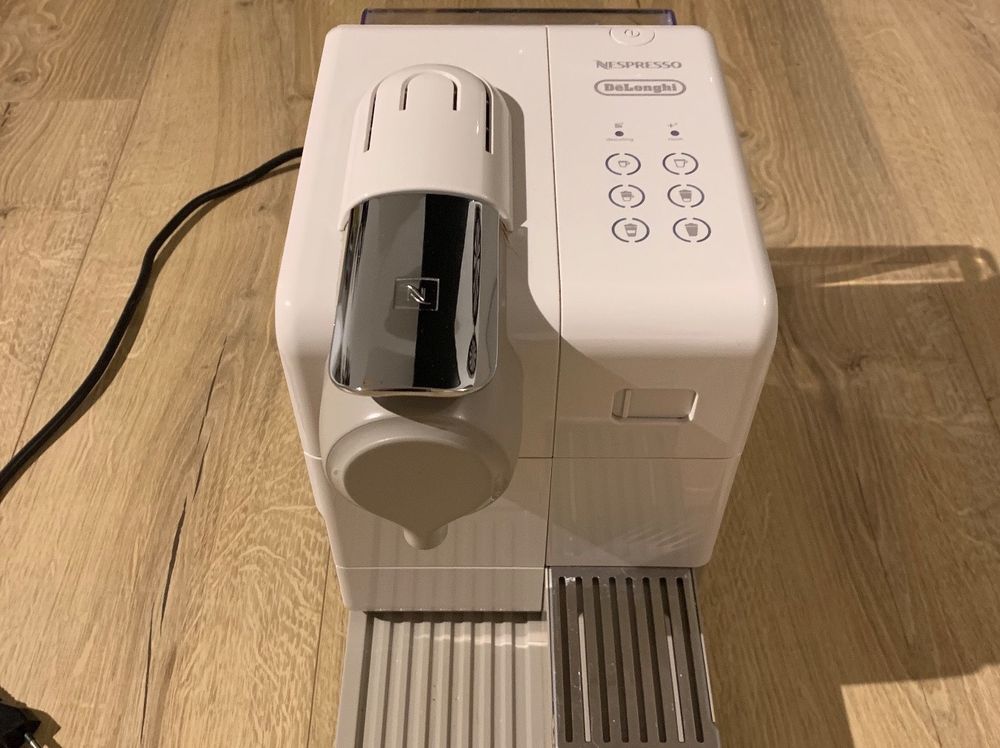 DeLonghi Nespressoautomat white beige (Gebraucht) in Altishofen für CHF ...