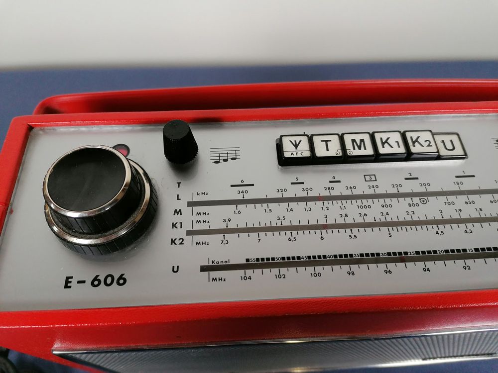 Militärischer Transistorradio Biennophone E 606 (1966) (Gebraucht) in Köniz für CHF 150 – mit ...