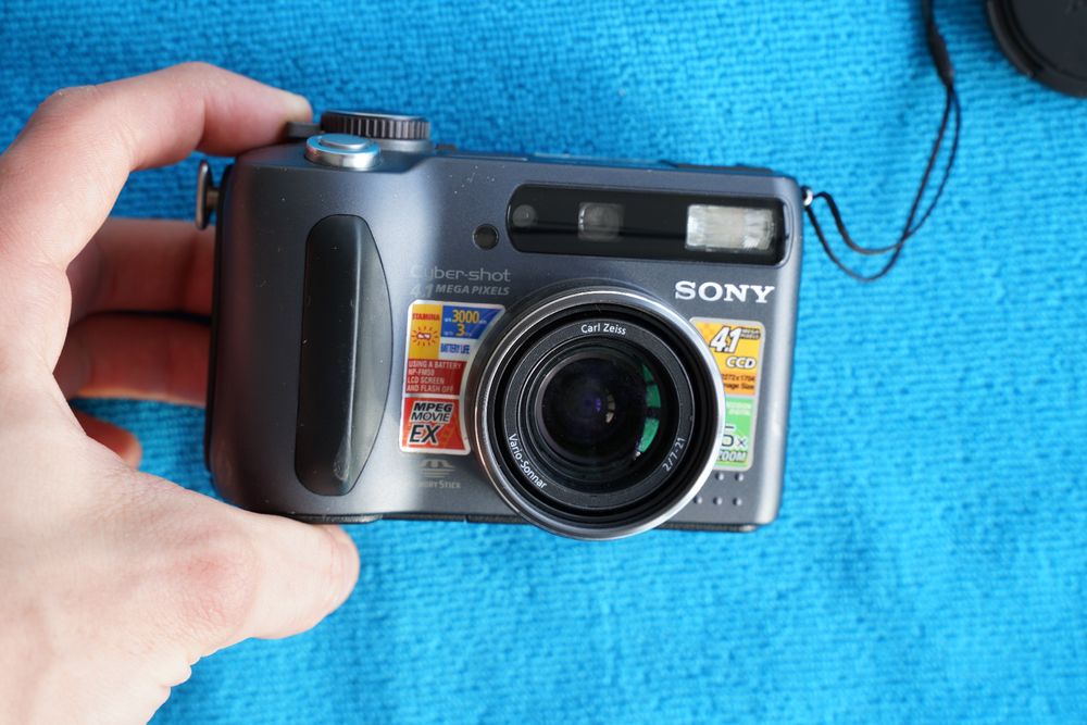 Sony Cybershot DSC-S85 - 4.1 Mega Pixels - Carl Zeiss (Defekt) in ...