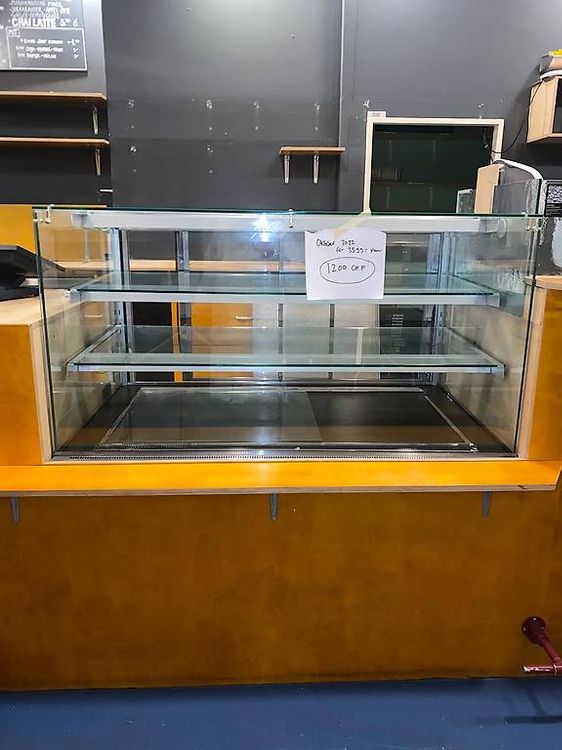 2 Kühlvitrinen "Gastroline Cube" (Gebraucht) in Basel für CHF 1000 – nur Abholung auf Ricardo kaufen