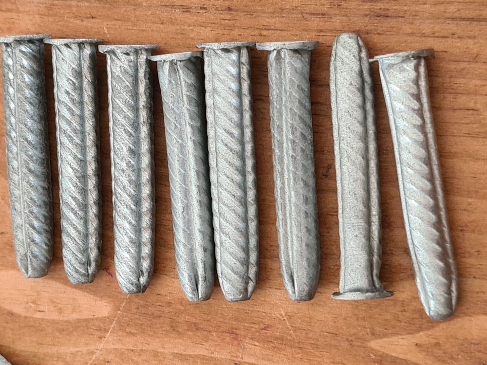 Metall Dübel alt in schönem Holzkasten. | Kaufen auf Ricardo