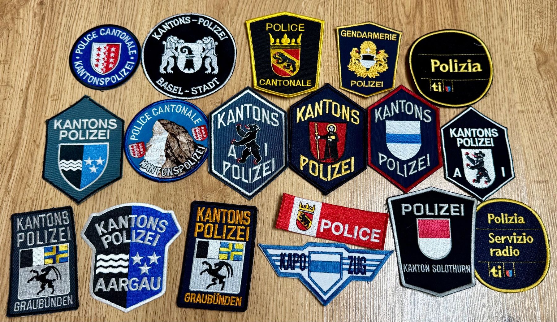Lot de 17 badges police cantonale CH (D'occasion) à Donatyre pour CHF ...