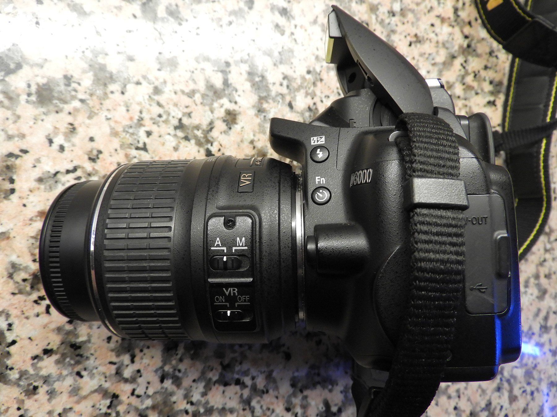 Nikon D3000 BODY mit nur 6.956 AUSLÖSUNGEN + 2 OBJEKTIVE (Neu (gemäss ...