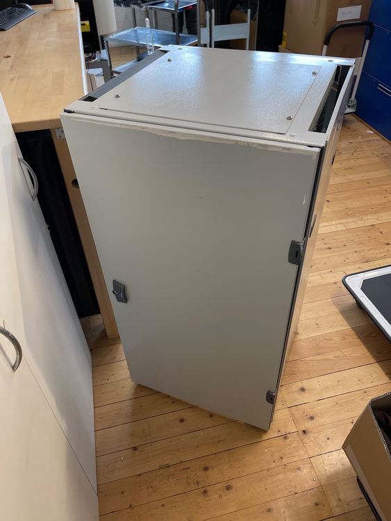 Grosser 19“ Server Rack ab 1.- | Kaufen auf Ricardo