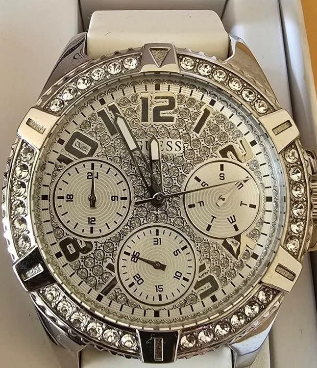 Magnifique montre Guess avec brillants neuf sous emballage (Neuf avec emballage d'origine) à ...