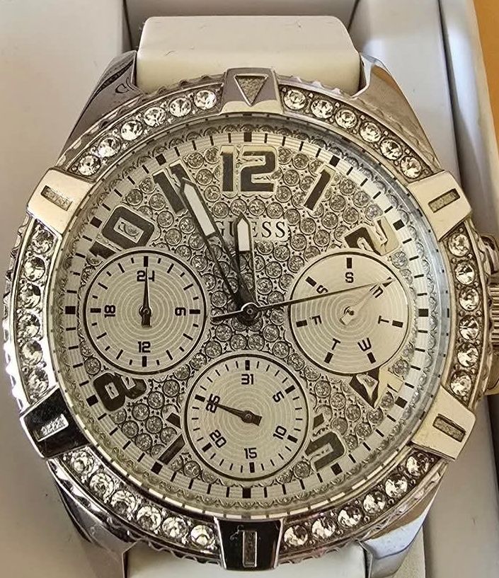 Magnifique montre Guess avec brillants neuf sous emballage (Neuf avec ...
