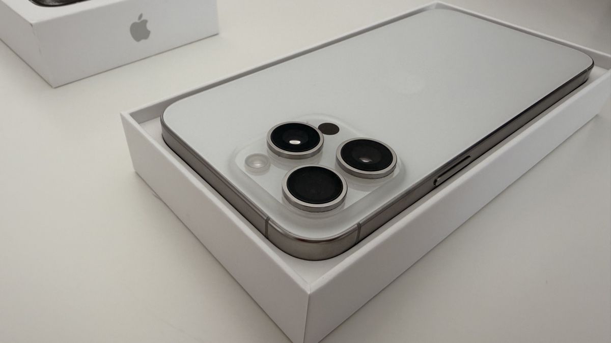 iPhone 15 Pro Max | 256 GB | Weiss | Neuwertig (Neu (gemäss ...
