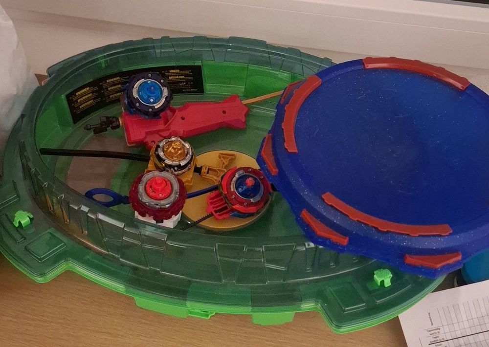 Beyblade Arena mit Beyblades Set plus eine arena (Neu (gemäss ...