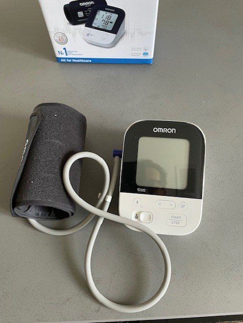 OMRON M400 Intelli IT Oberarm-Blutdruckmessgerät (Neuwertig) (Gebraucht ...