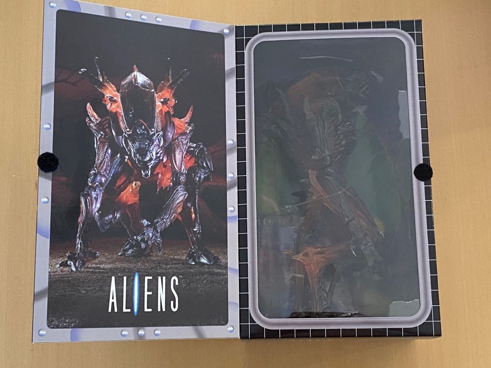NECA Rhino Alien Red Variant 9 inch scale | Kaufen auf Ricardo
